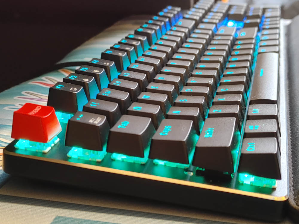 Glorious GMMK Full Sized Gaming Keyboard | Review – The Gamer With Kids